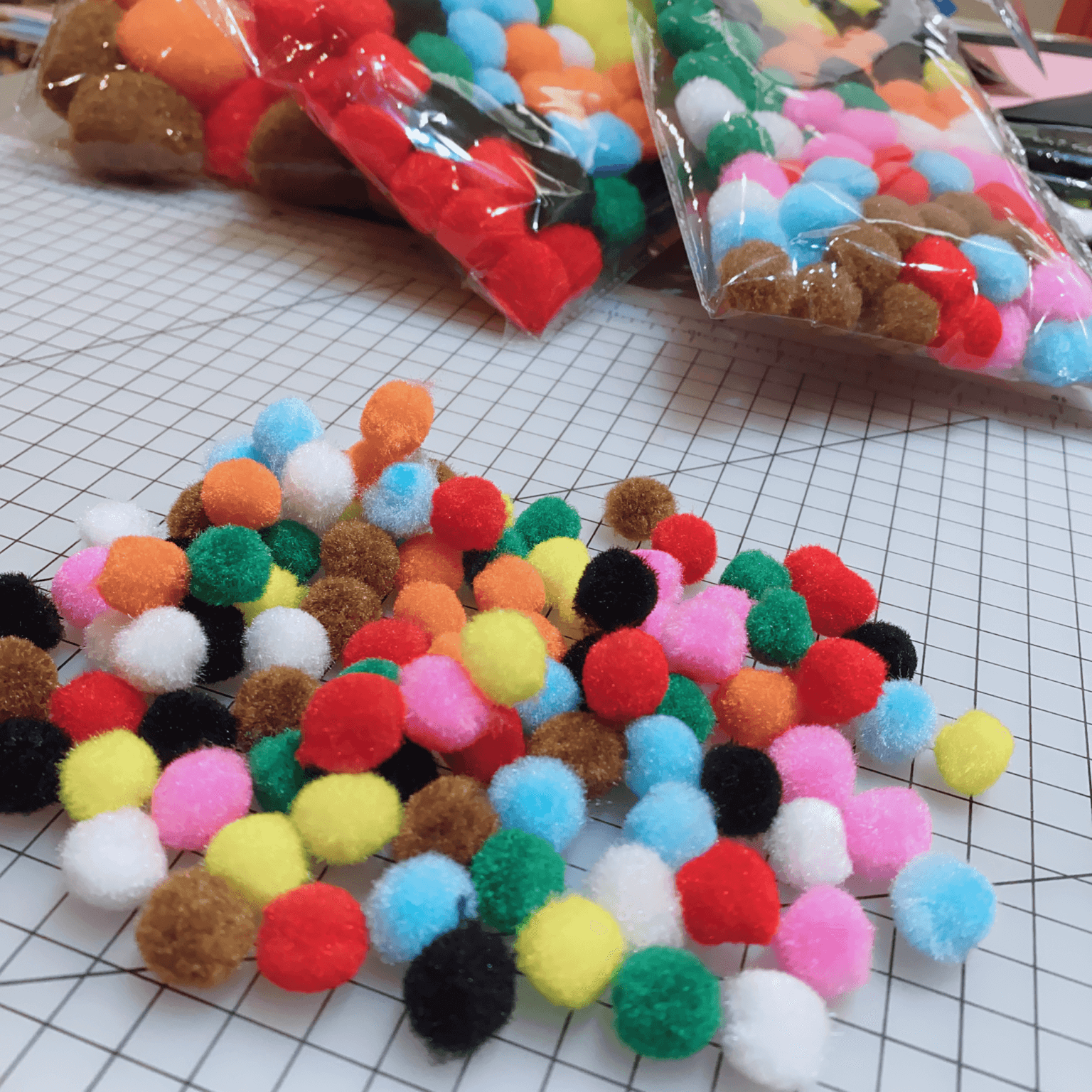 Pompones Colores Surtidos – Creaciones Pascua